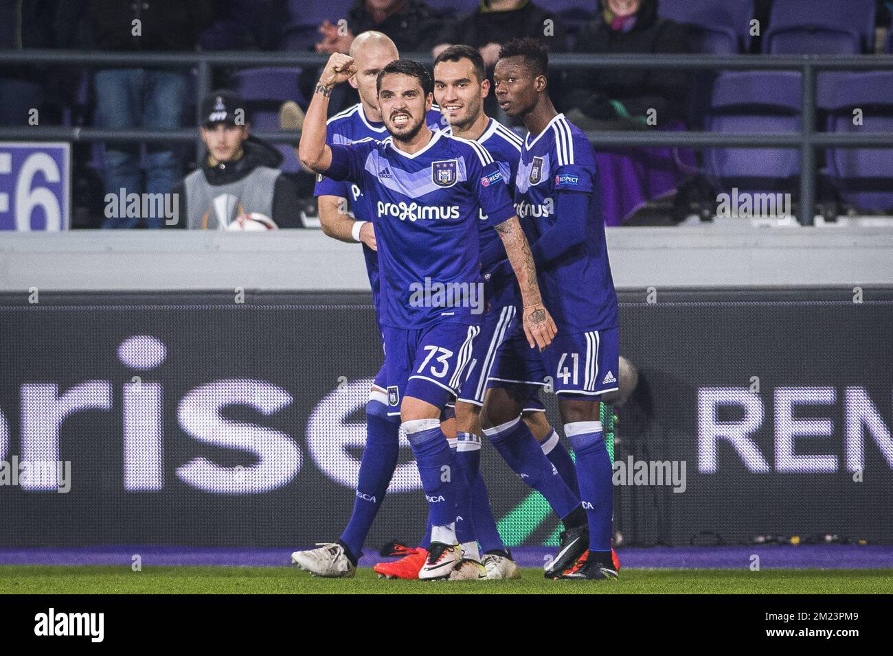 Nicolae-Claudiu Stanciu (C) di Anderlecht festeggia con i suoi compagni ...
