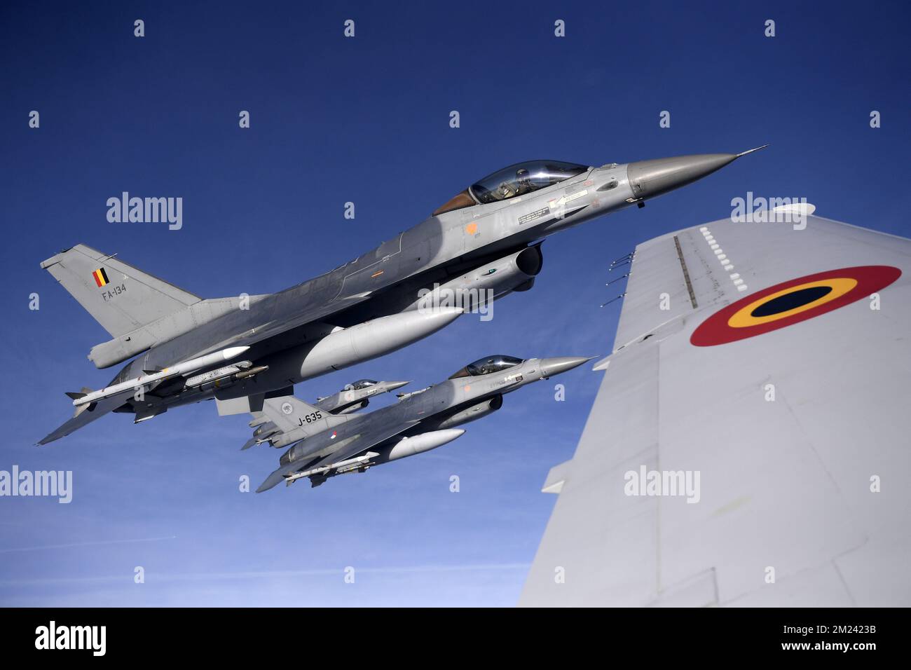 L'immagine mostra un volo di prova di F16 aerei da combattimento della ...