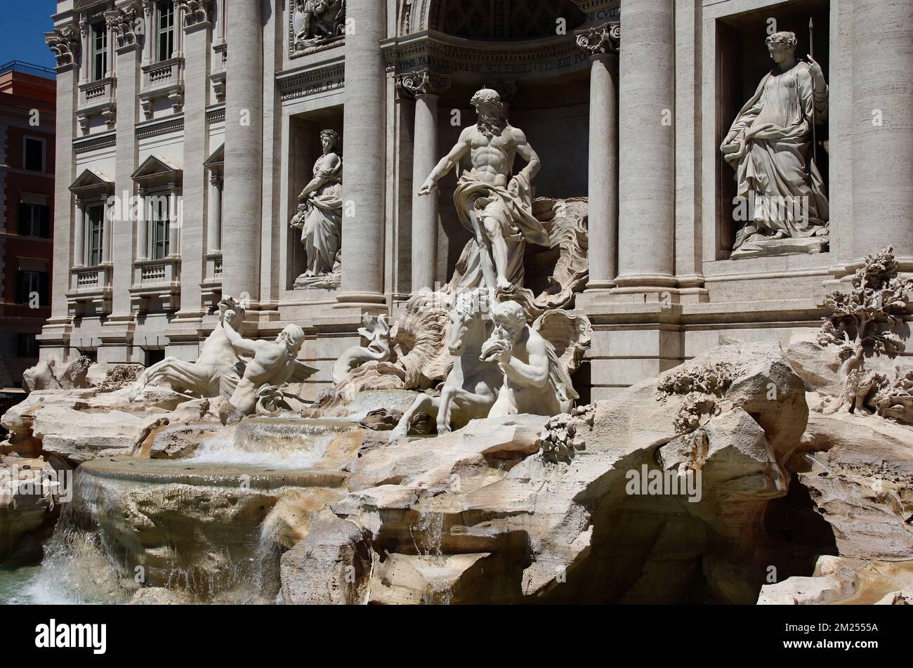 La Fontana di Trevi è uno dei monumenti più famosi di Roma. In stile ...