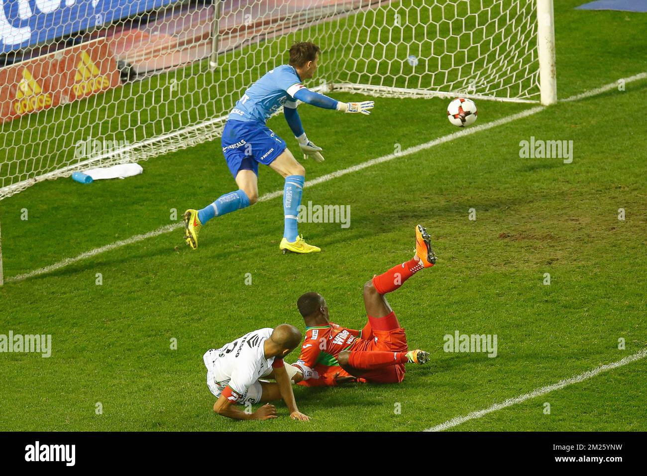 Landry Nany Dimata di Oostende segna un gol durante la finale di calcio ...