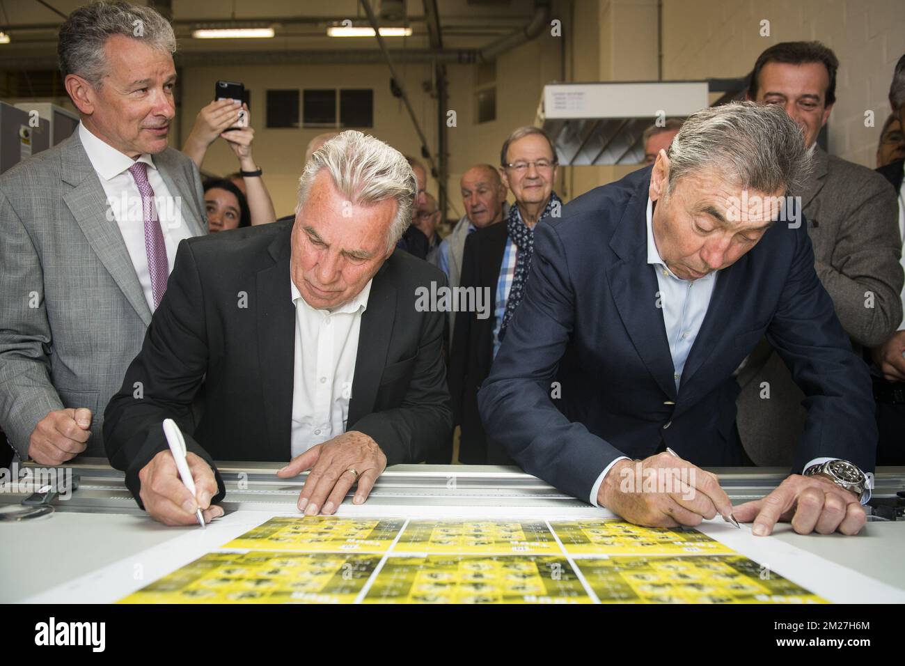 CEO di Bpost Koen Van Gerven, ex ciclista belga Lucien Van Impe e ex ...