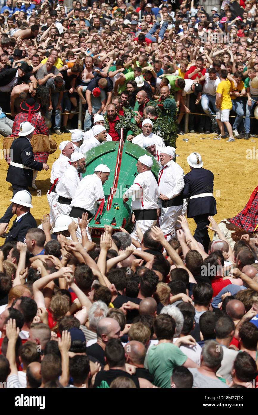 L'immagine mostra la festa folcloristica Ducasse - Doudou a Mons ...