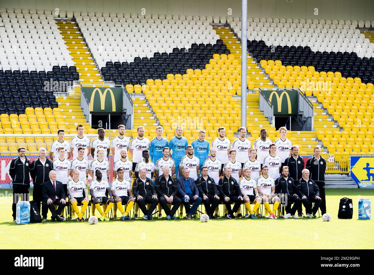 (Riga superiore L-R), Marko Miric di Lokeren, Lewis Enoh di Lokeren ...