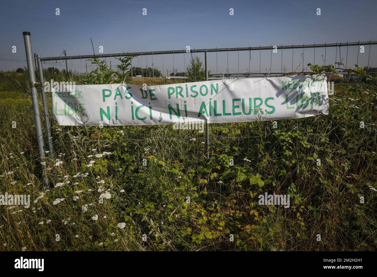 L'immagine mostra un banner di protesta che recita ' Pas de Prison - Ni ...