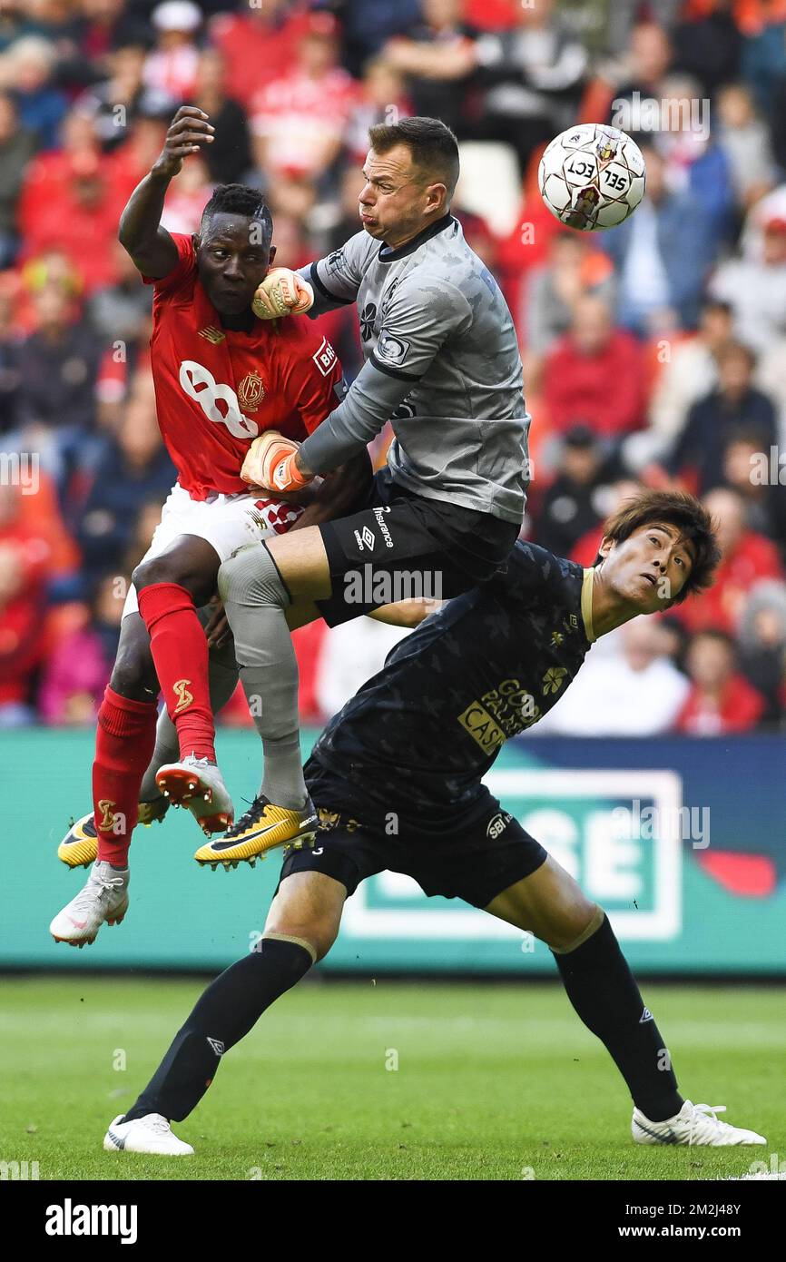 Moussa Djenepo di Standard, il portiere di STVV Kenny Steppe e Takehiro Tomiyasu di STVV ...