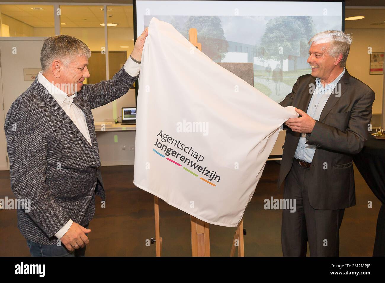 Il ministro fiammingo del Welfare Jo Vandeurzen e Stefaan Van Mulders ...