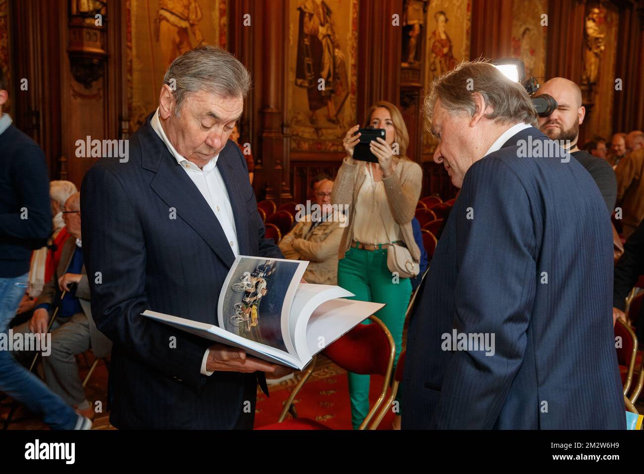 L'ex ciclista belga Eddy Merckx e il giornalista VRT Johny Vansettenant ...