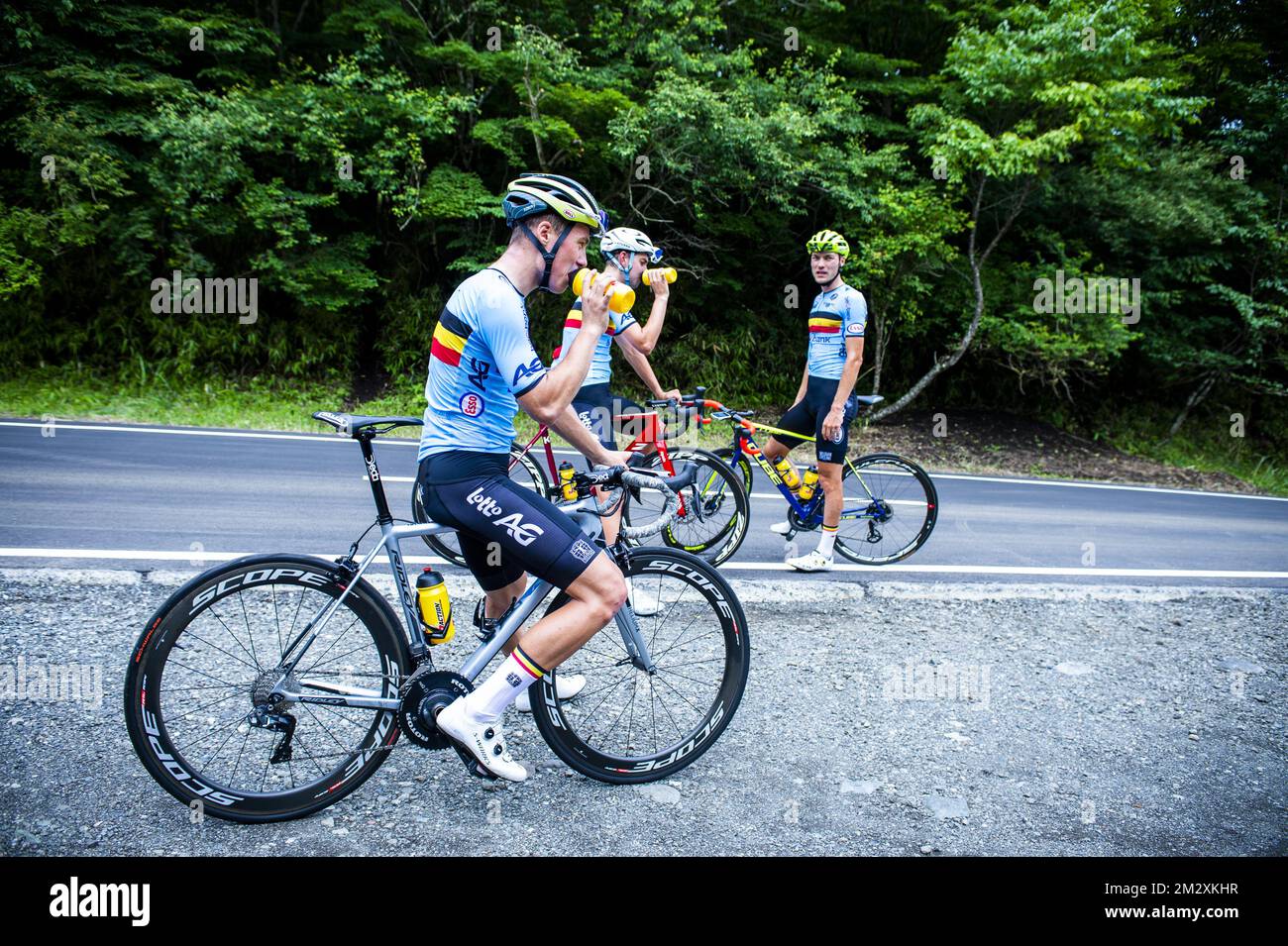 Il belga Dimitri Peyskens di Wallonie-Bruxelles, il belga Steff Cras di Katusha-Alpecin e il ...