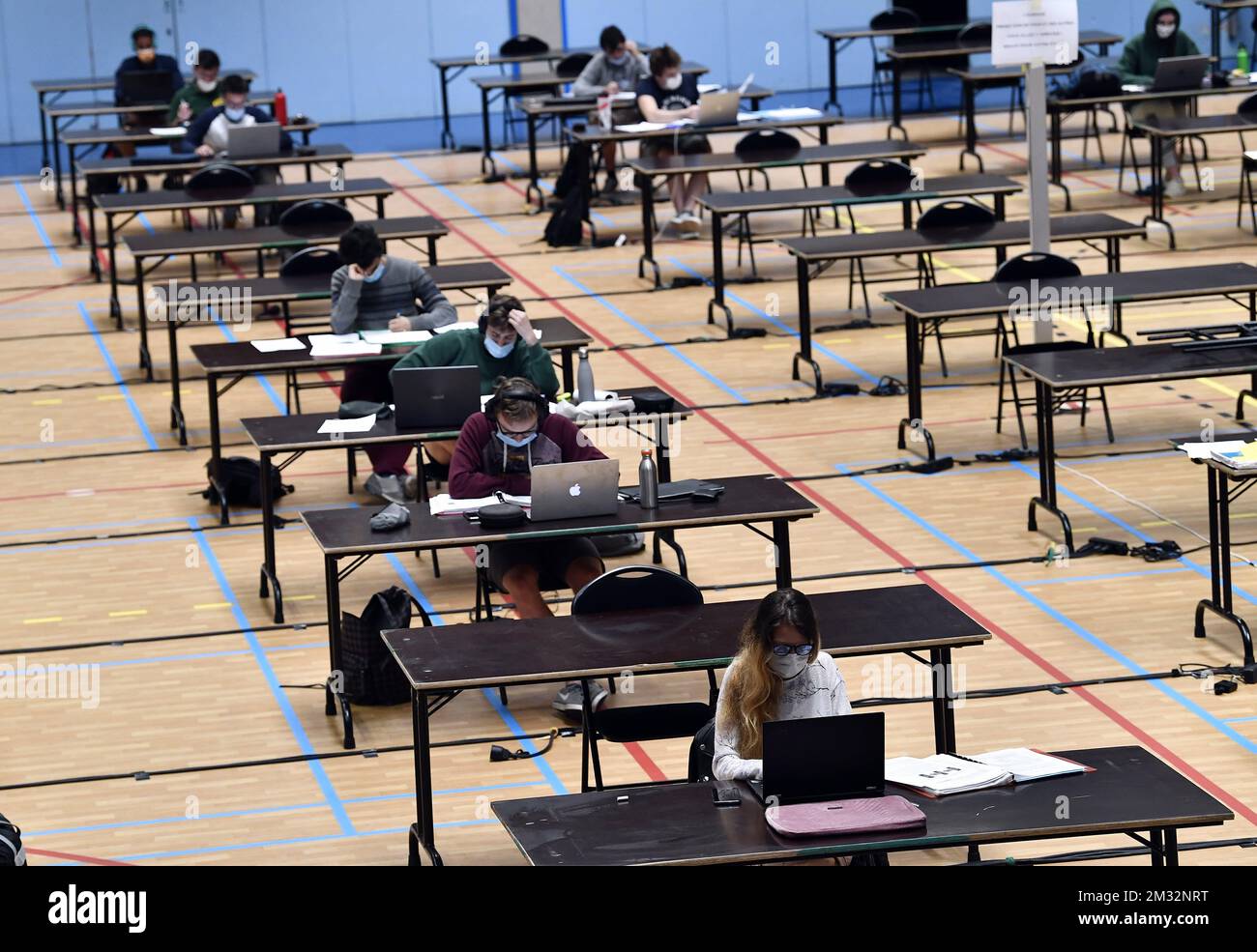 L'illustrazione mostra gli studenti che studiano in una sala sportiva ...