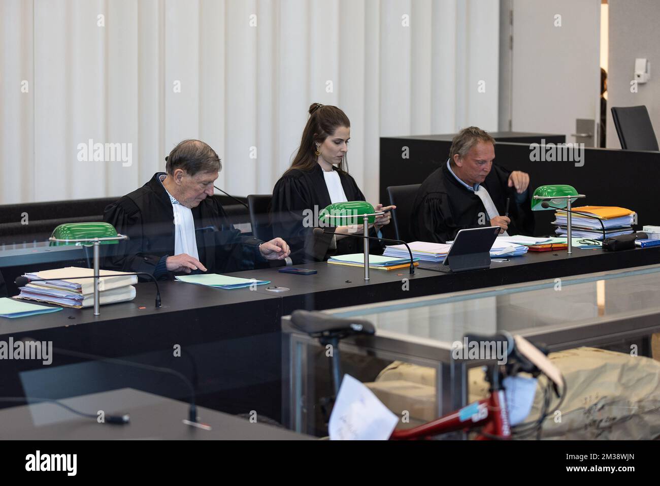 L'avvocato Jef Vermassen, assistente di Johan Platteau e l'avvocato ...