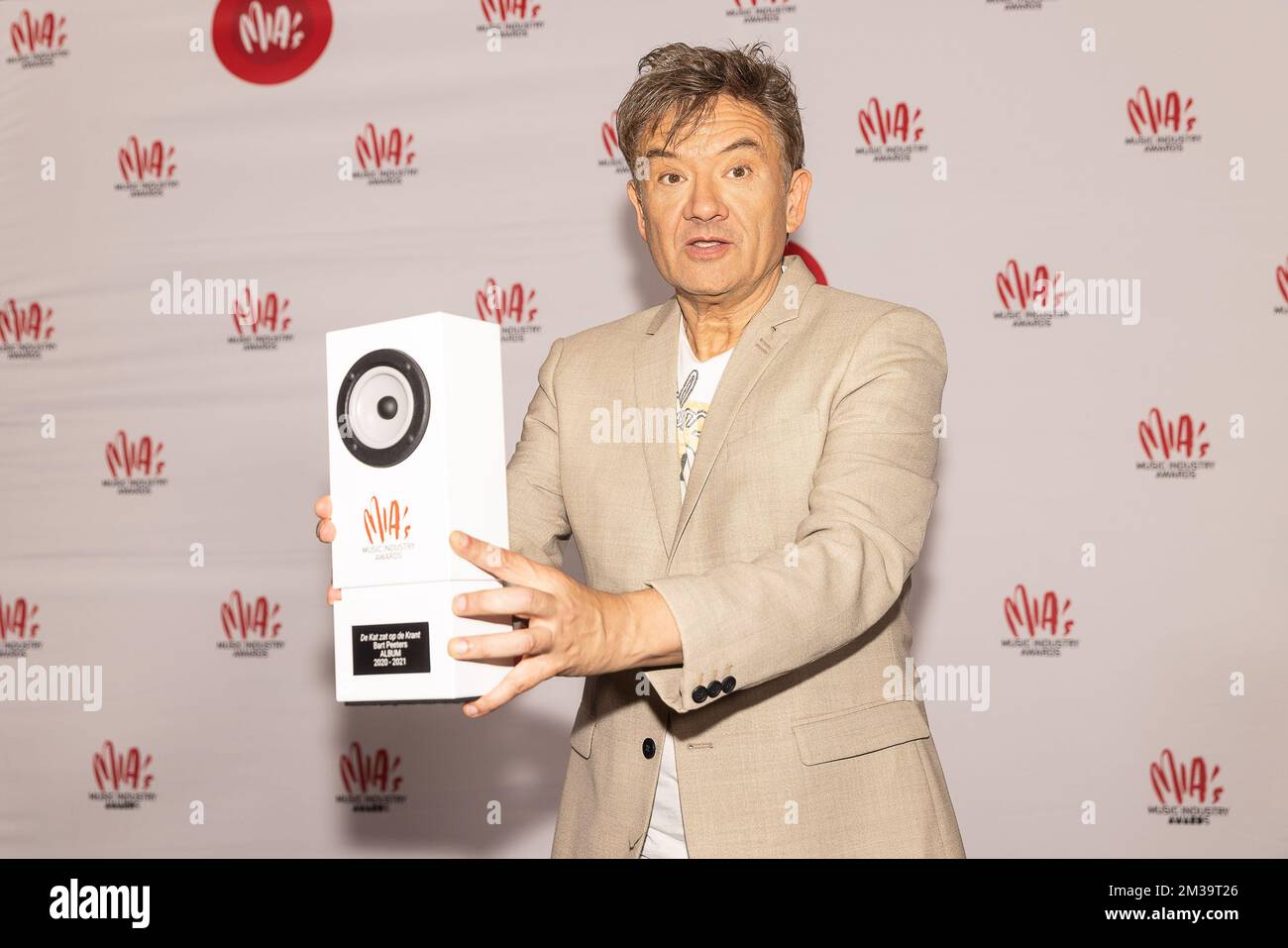 Il cantante e presentatore televisivo Bart Peeters pone con il trofeo ...