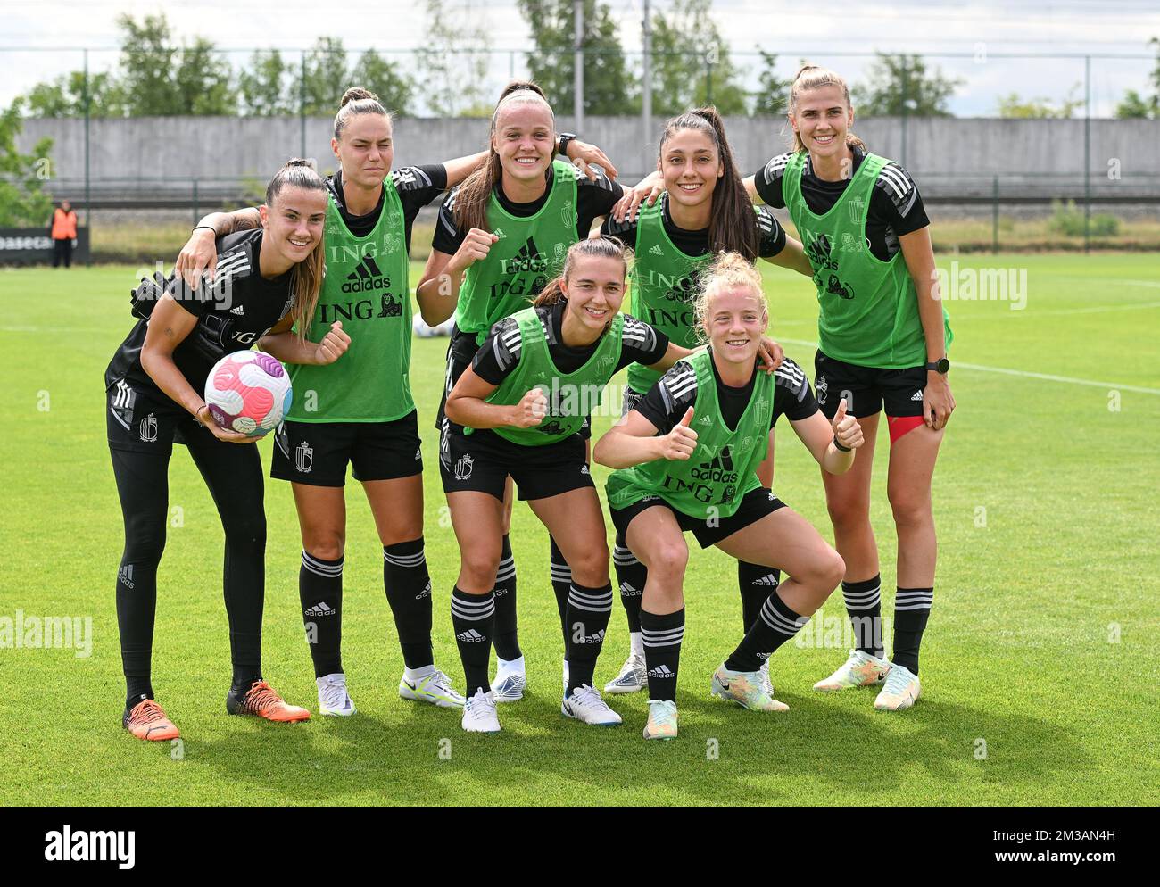 La squadra vincente durante la formazione con Femke Bastiaen , Jassina ...