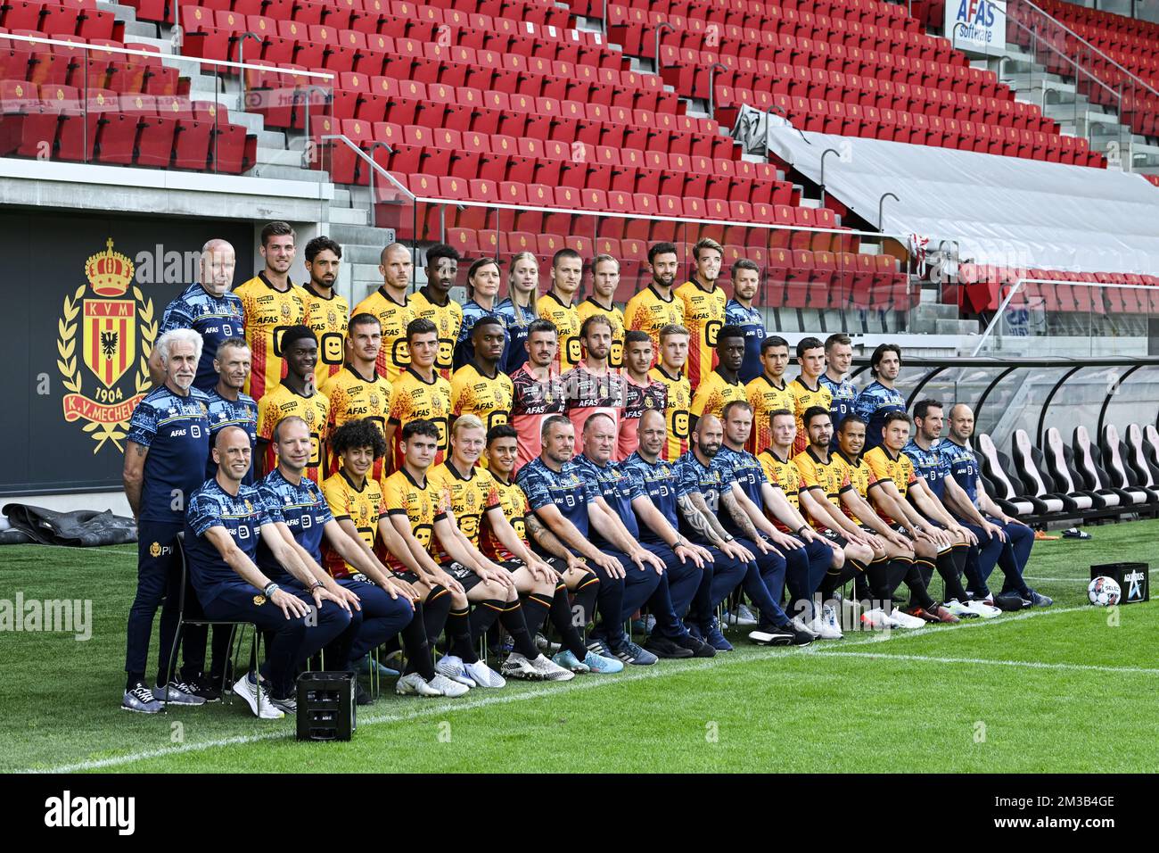 (Top L-R) uomo materiale Marc Bols; Jordi Vantlerberghe; Thibaut Peyre ...
