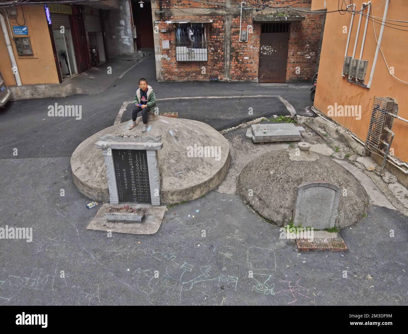 NANNING, CINA - 10 DICEMBRE 2022 - nascosti tra gli edifici densamente ...