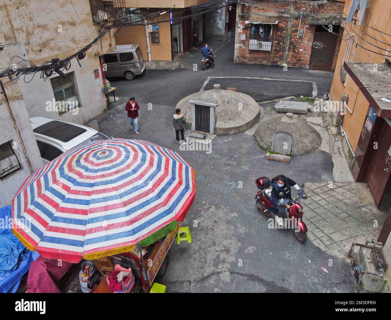 NANNING, CINA - 10 DICEMBRE 2022 - nascosti tra gli edifici densamente ...