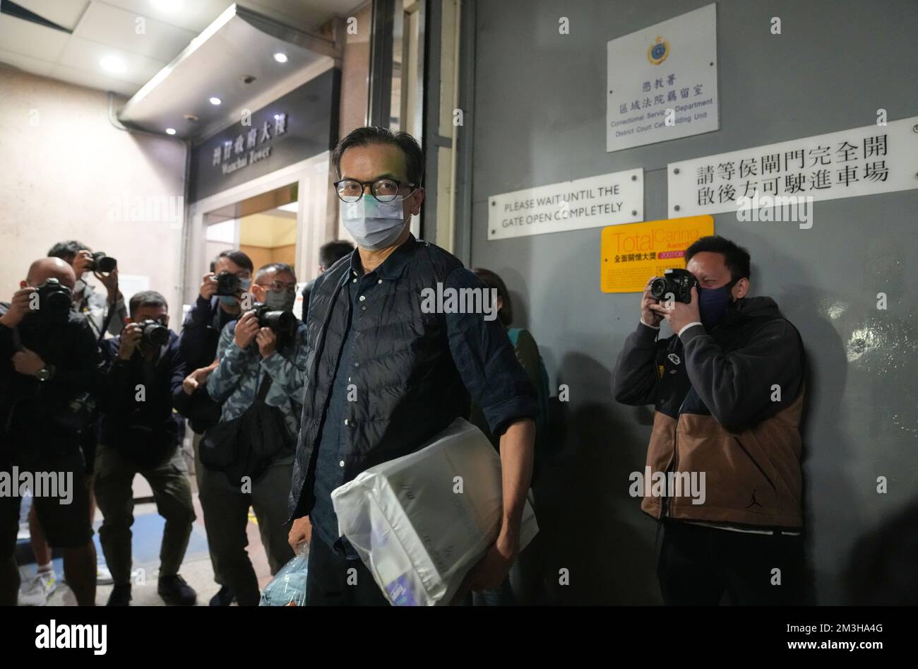 L'ex redattore di Stand News Chung Pui-kuen lascia la corte ...