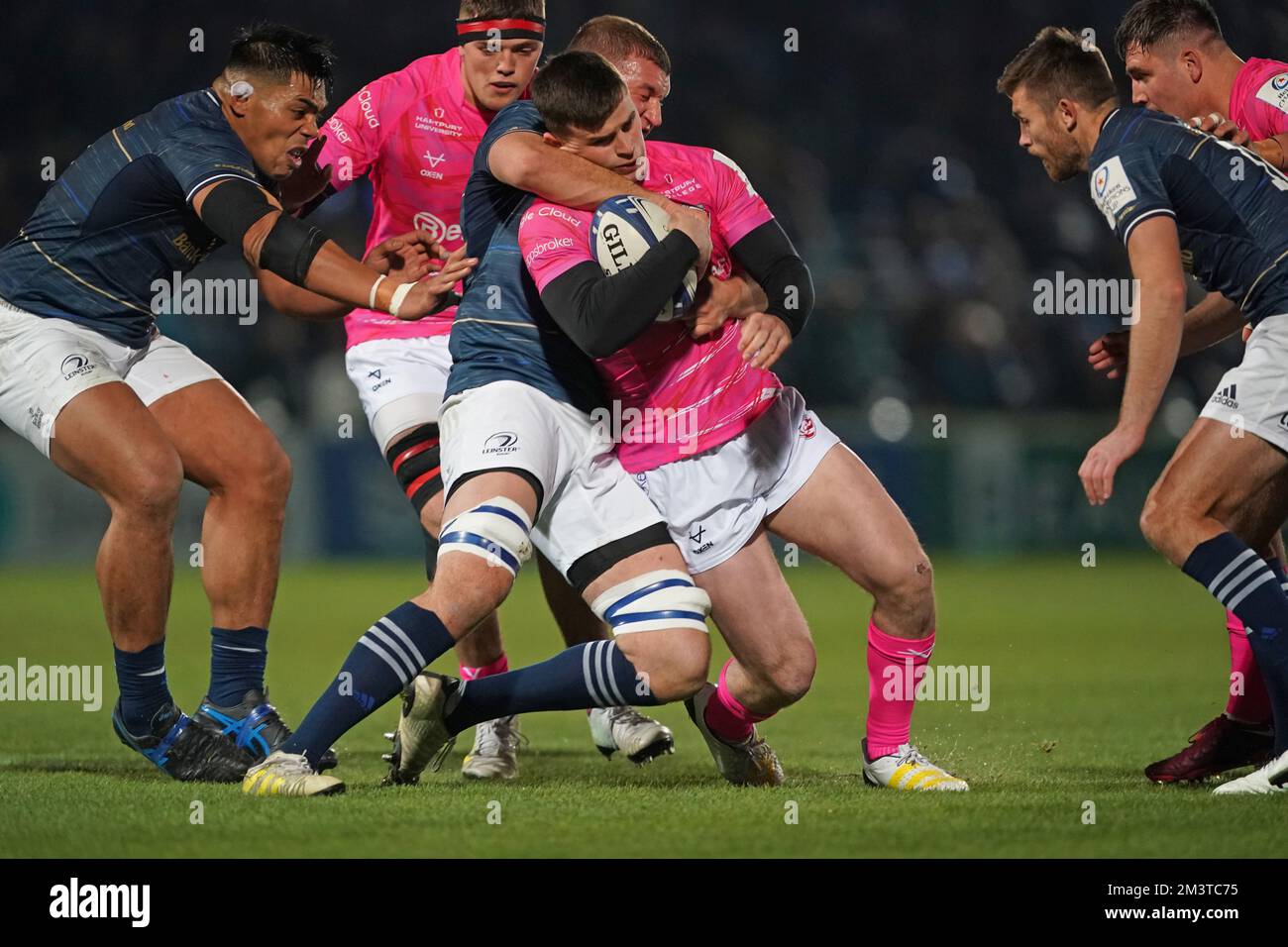 Il Seb Atkinson di Gloucester è affrontato da Ross Molony di Leinster ...