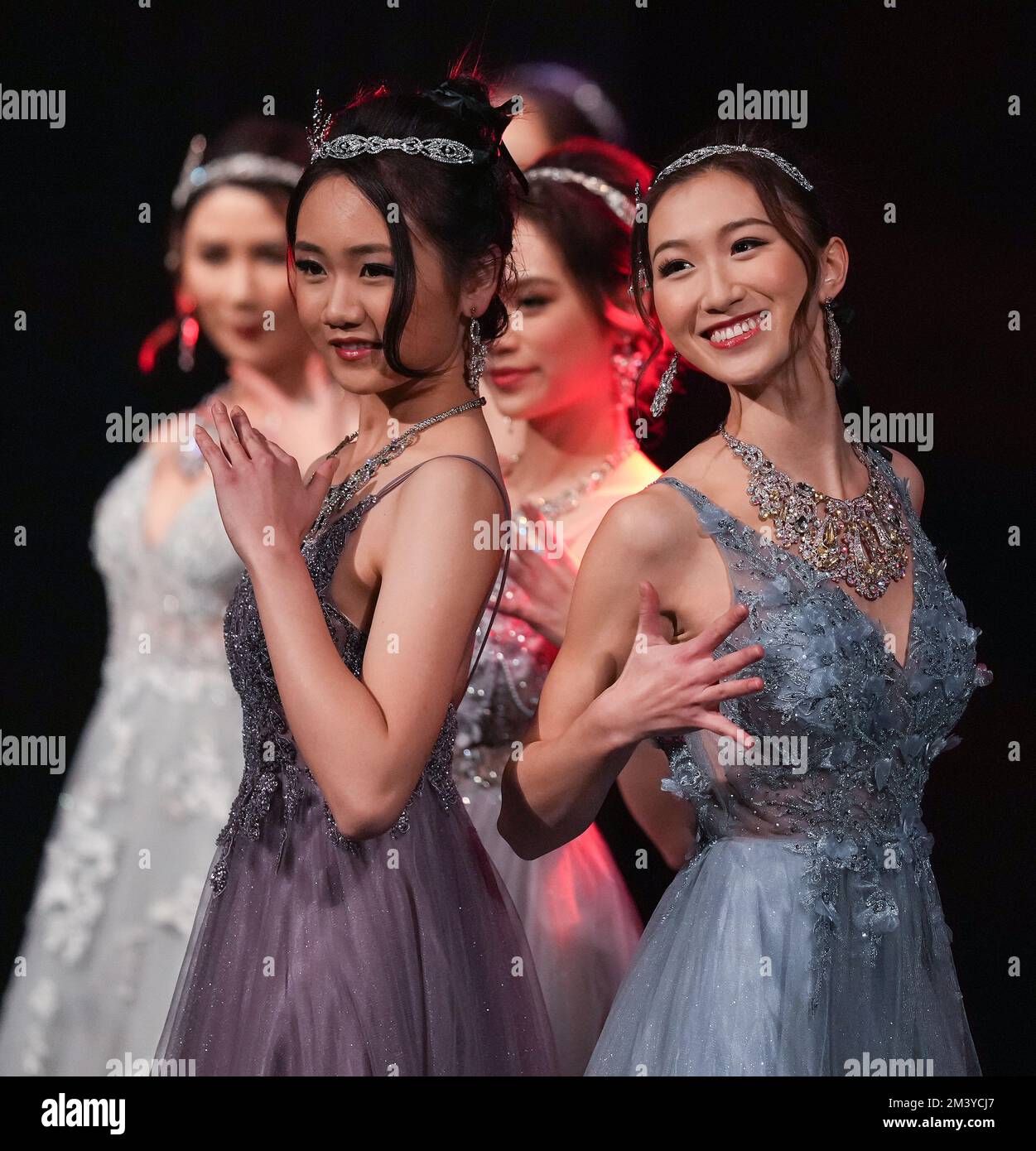 Iris Yu, davanti a sinistra, e Renee Jan, davanti a destra, danza ...