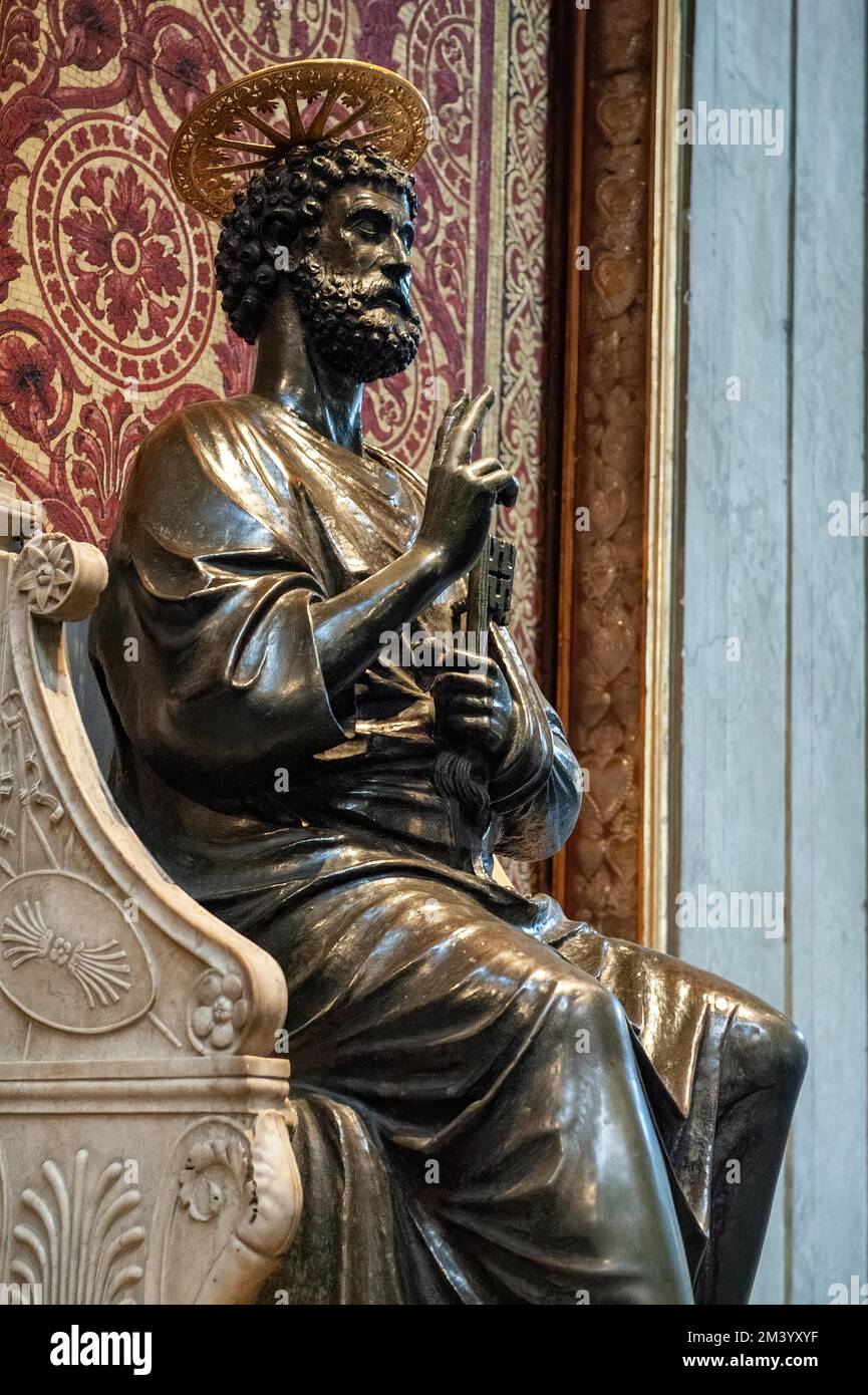 Statua di San Pietro Bronzo statua di San Pietro con alone su trono di ...