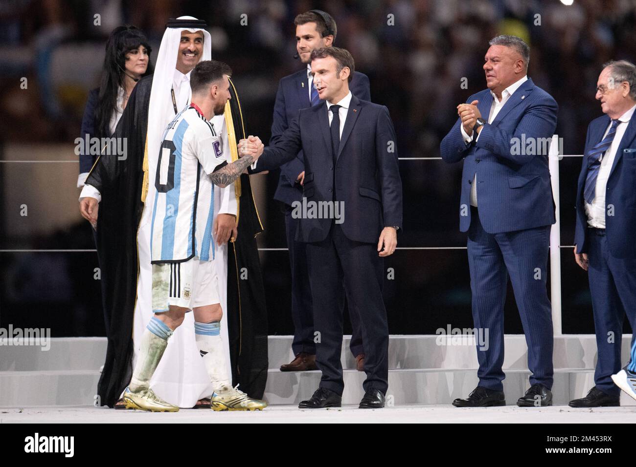 Lusail, Qatar, 18 dicembre 2022. L'argentino Lionel messi stringe le ...