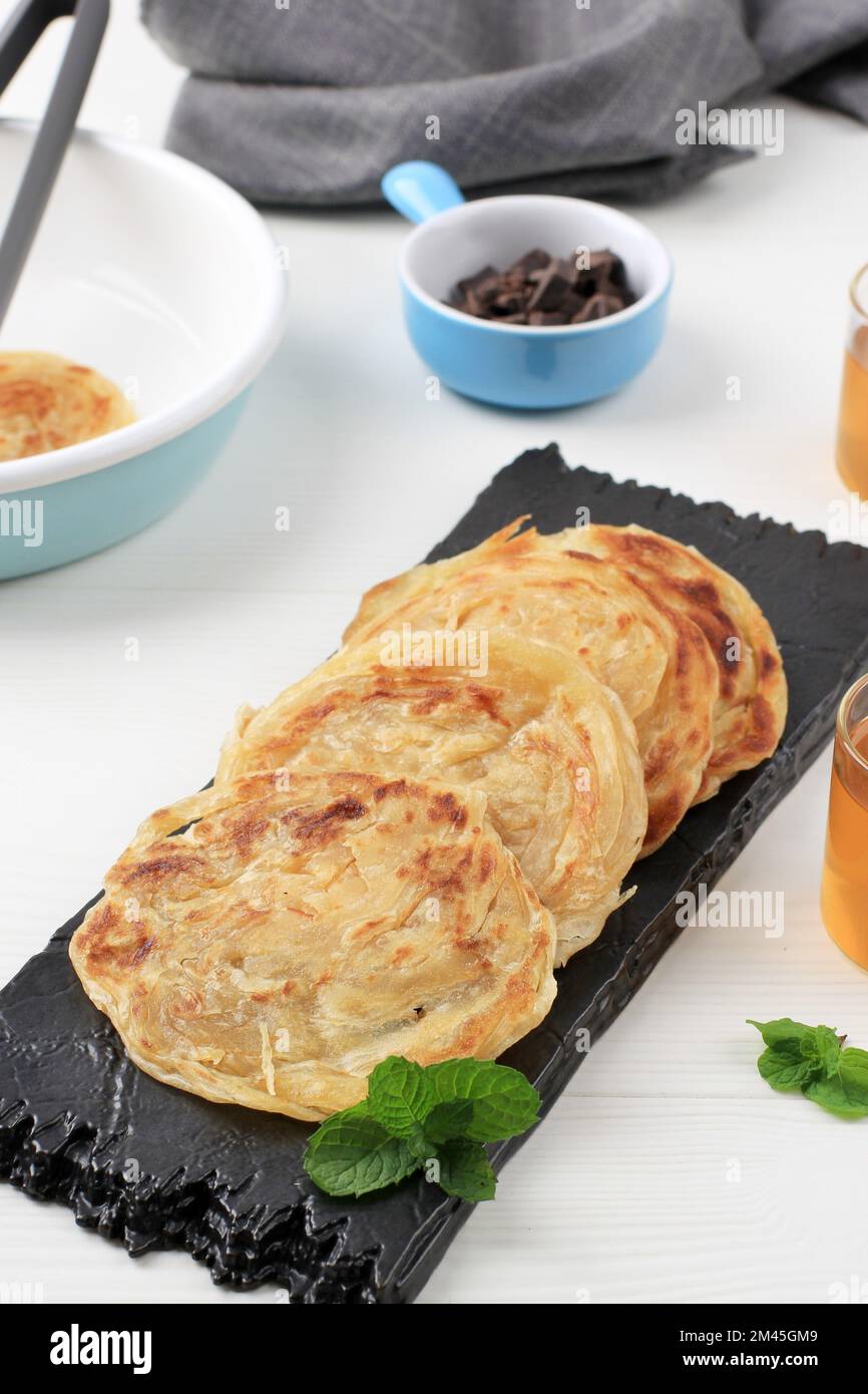 Pane piatto Roti Canai o Paratha Parotta, conosciuto anche come Roti ...