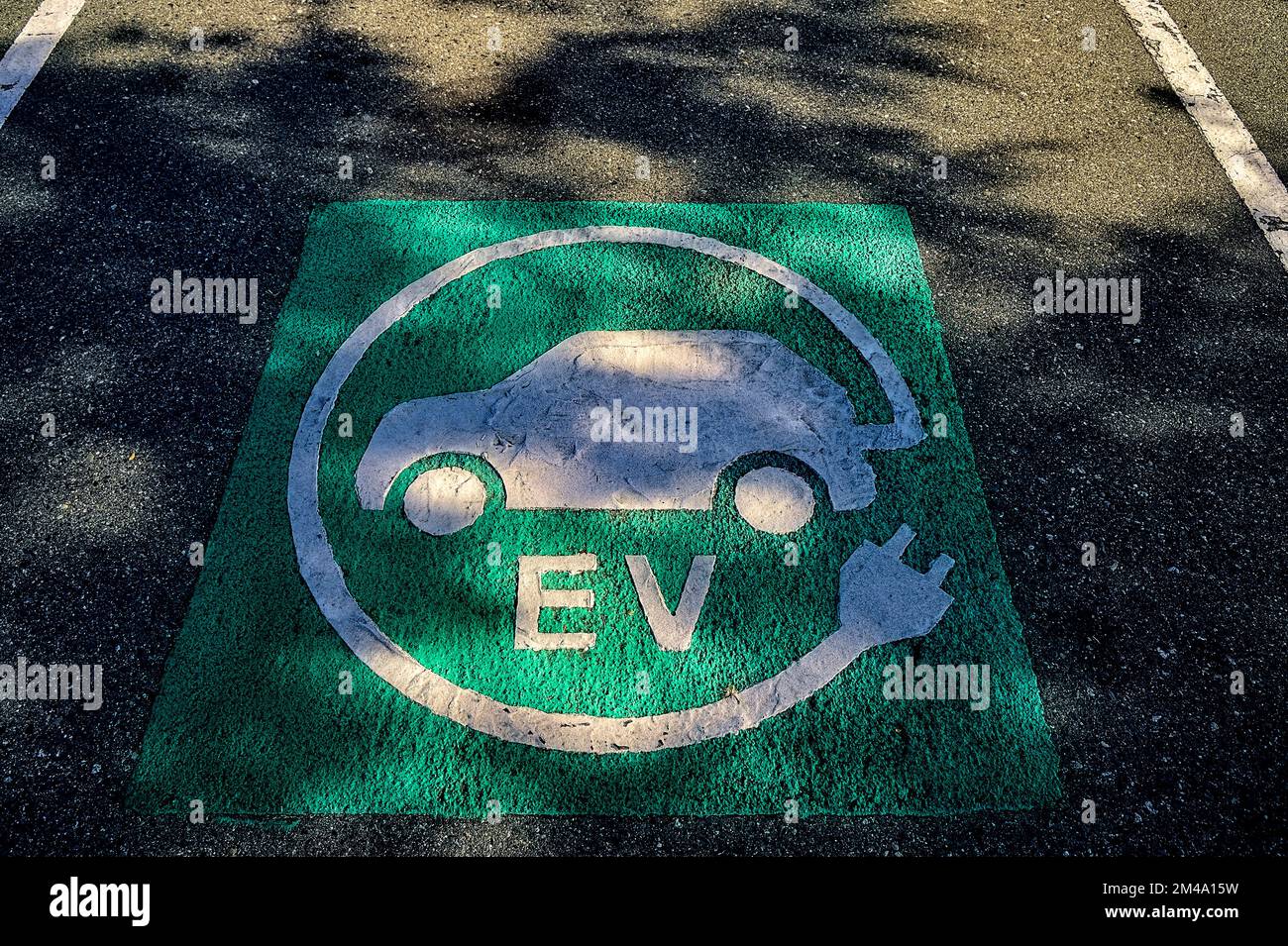 Parcheggio di ricarica per auto elettriche immagini e fotografie stock ...