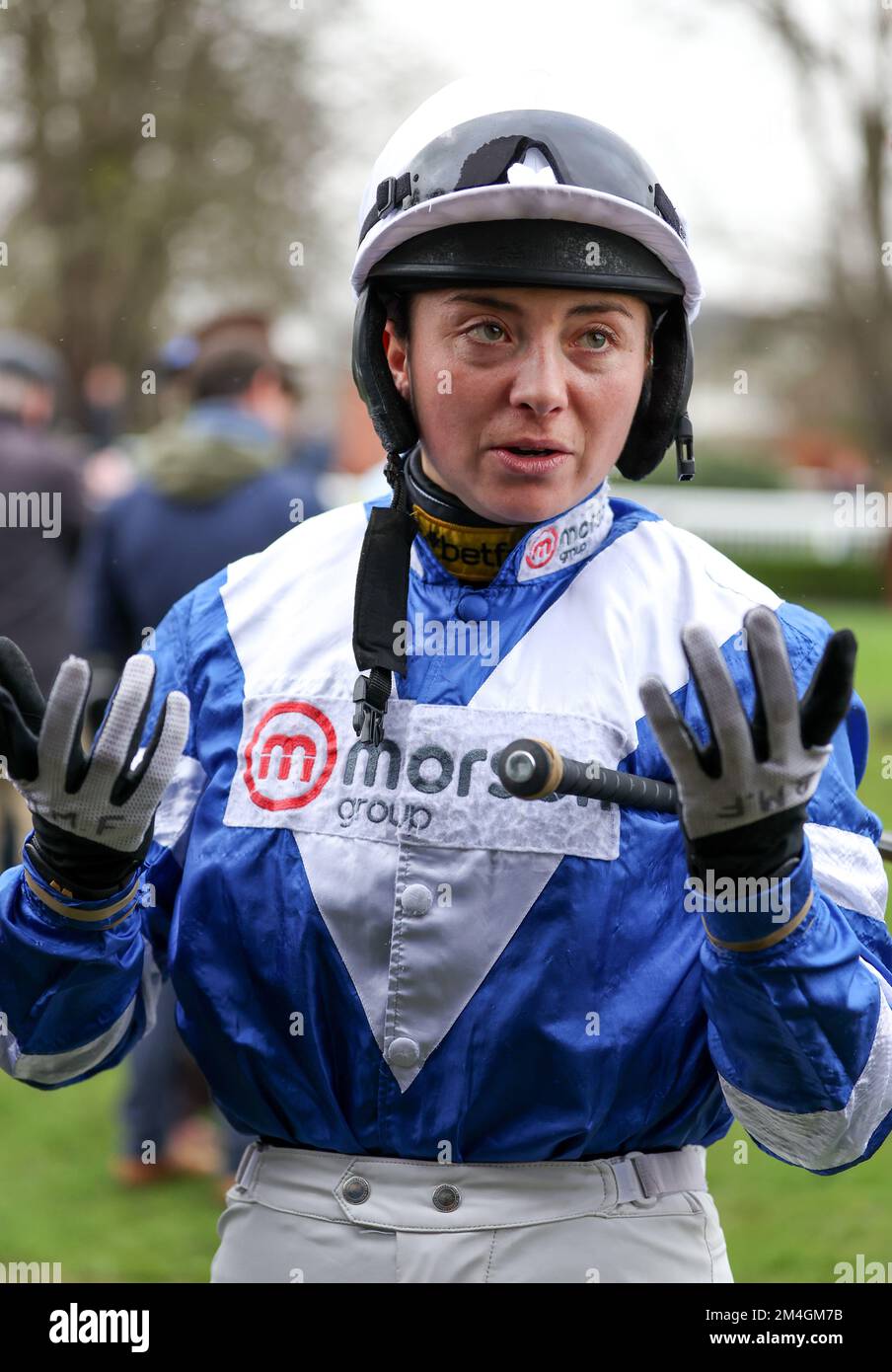 Bryony Frost (al centro) davanti alla Scarica l'App at the Races Open ...
