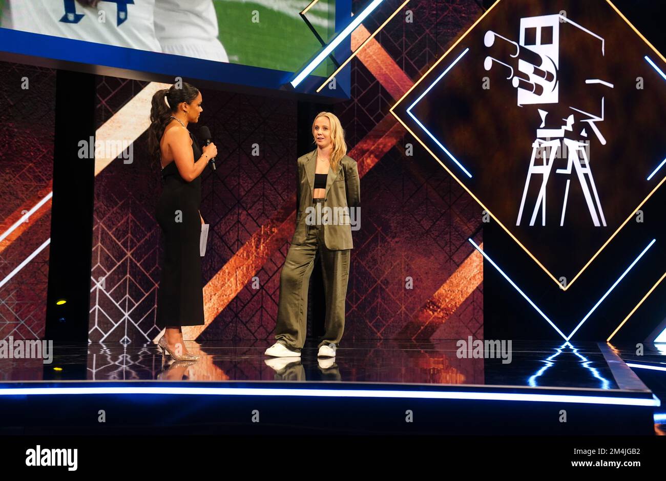 Beth Mead (a destra) è intervistato da Alex Scott durante il BBC Sports ...