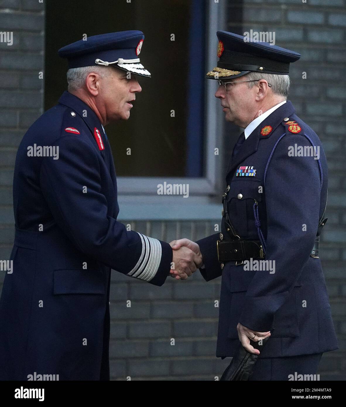 Il tenente generale Sean Clancy (a sinistra) saluta il commissario del ...