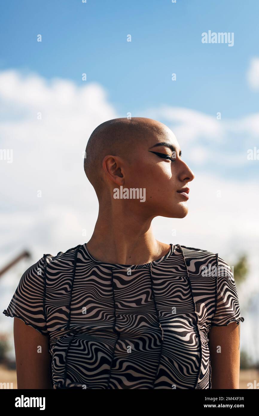 Testa rasata immagini e fotografie stock ad alta risoluzione - Alamy