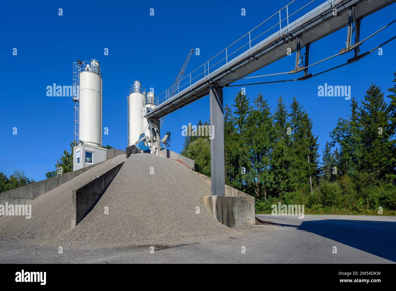 Gru a silos e pala d'acciaio con pali di ghiaia e nastro trasportatore ...