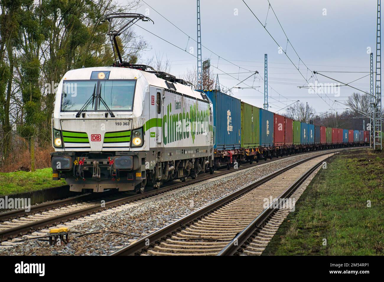 Una locomotiva elettrica di classe 193, Siemens Vectron di DB Cargo che ...