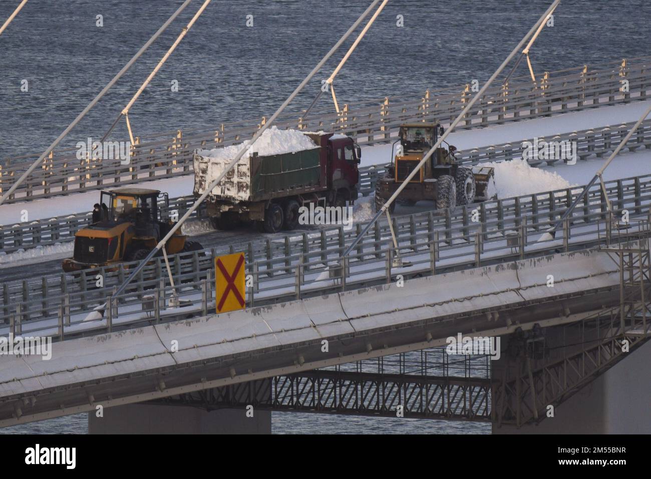 La foto scattata il 21 dicembre 2022 dal Dandong cinese mostra i lavori ...