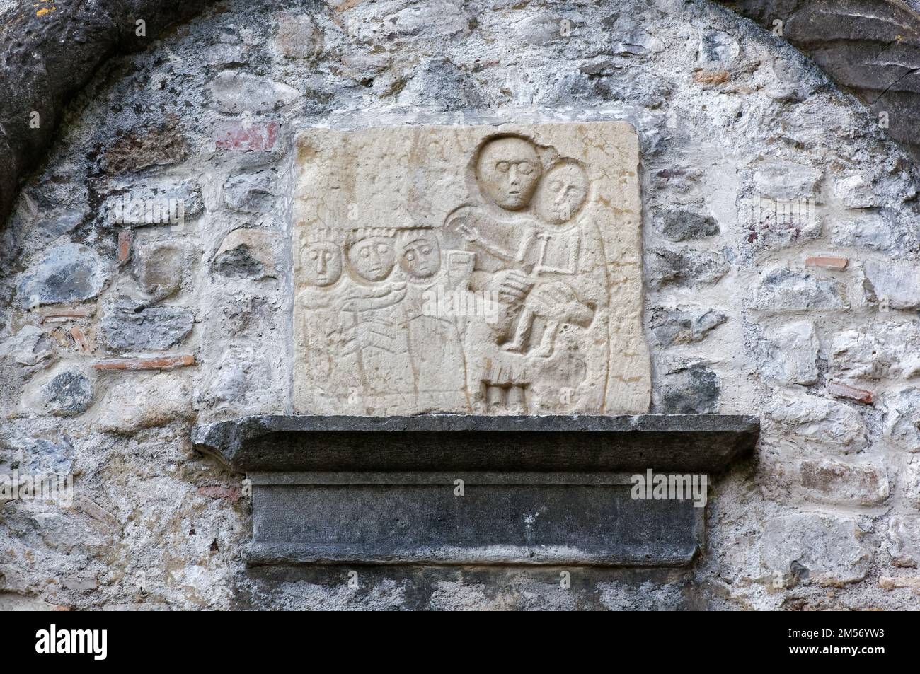 Bassorilievo medievale raffigurante la Natività con i Magi all'esterno ...