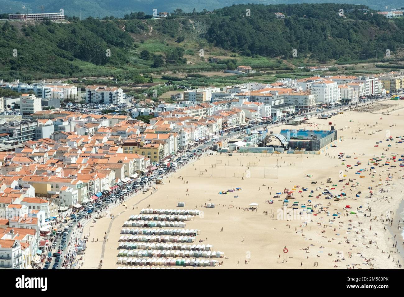Nazare, Portogallo - 16 agosto 2022: Vista aerea della Praia de Nazare ...