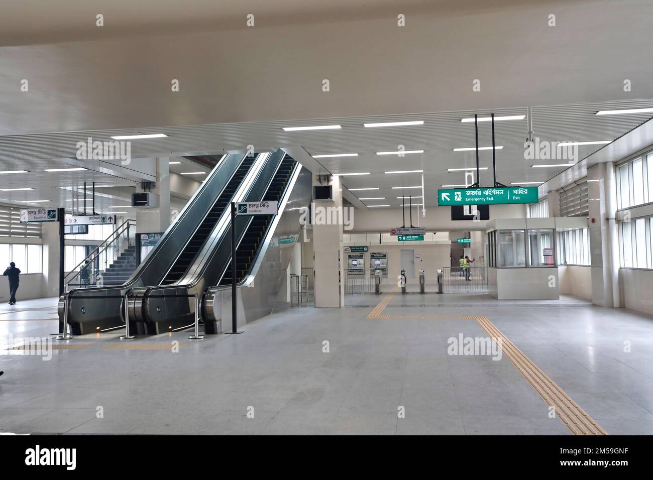 Dhaka, Bangladesh - 27 dicembre 2022: Stazione della metropolitana di Agargaon a Dhaka. Il primo ...