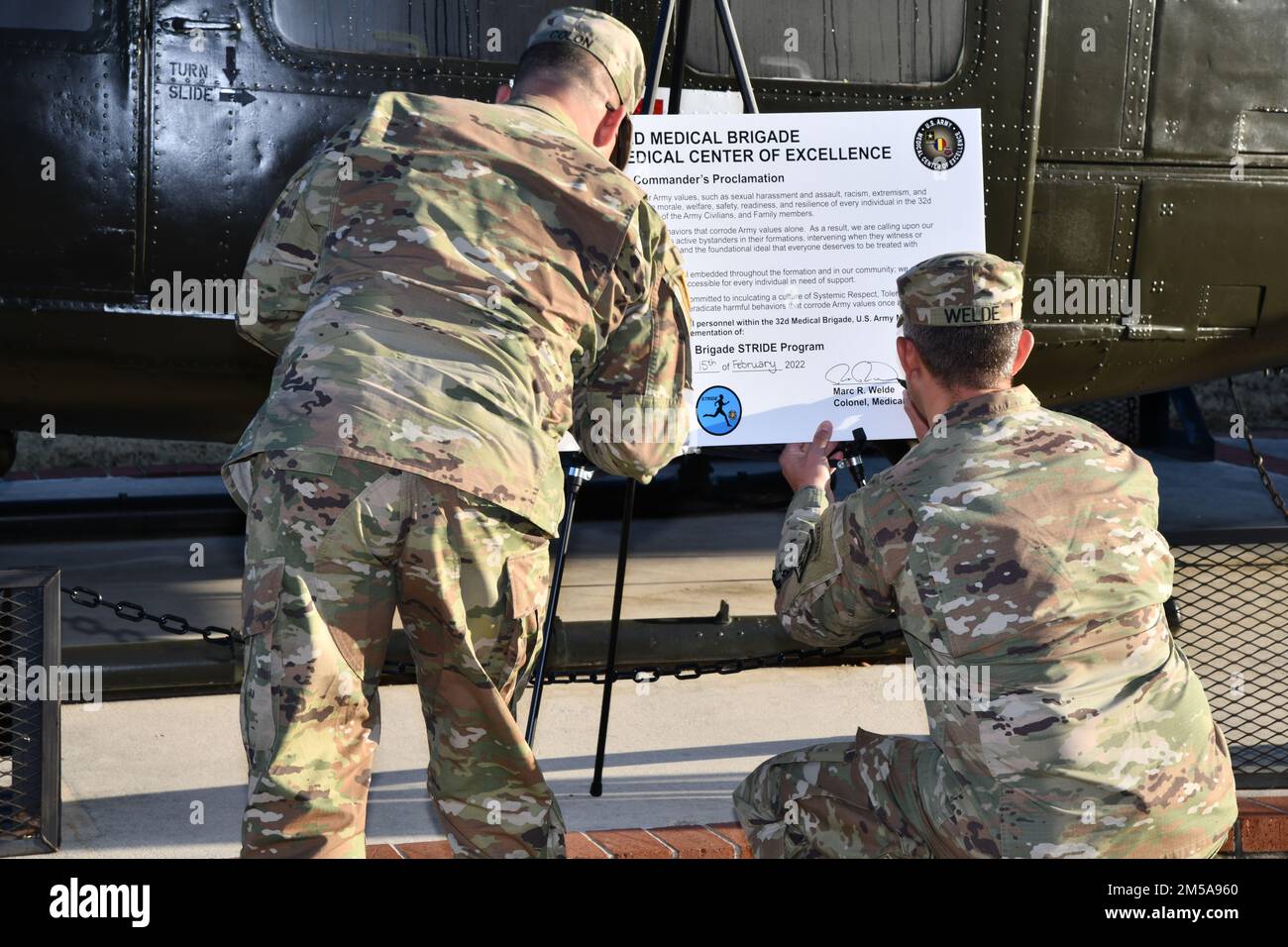 Il comandante della Brigata Medica del 32d, col. Marc Welde e Cmd ...