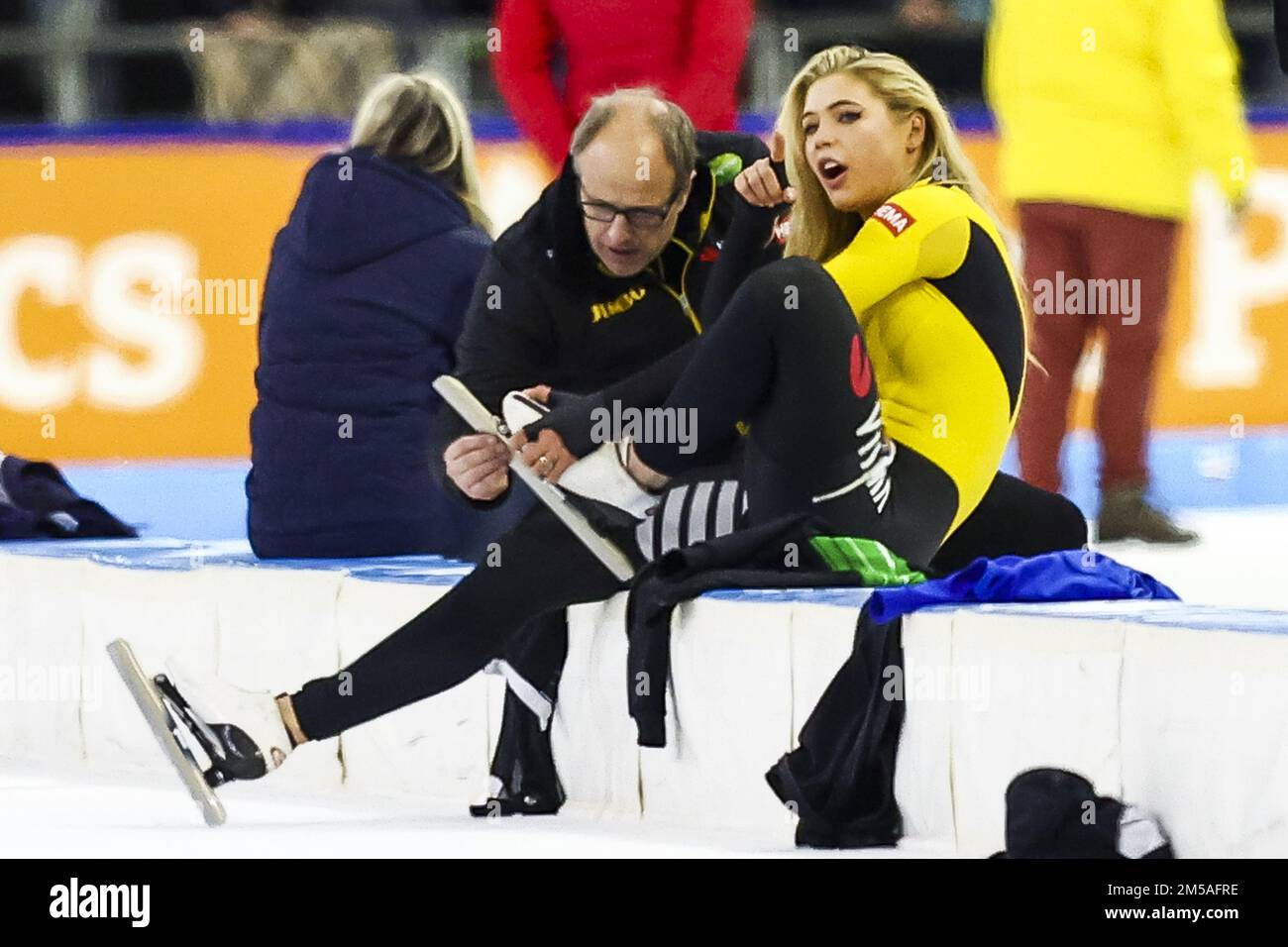 HERENVEEN - Jutta Leerdam con il pullman Jac Orie che guarda i pattini ...