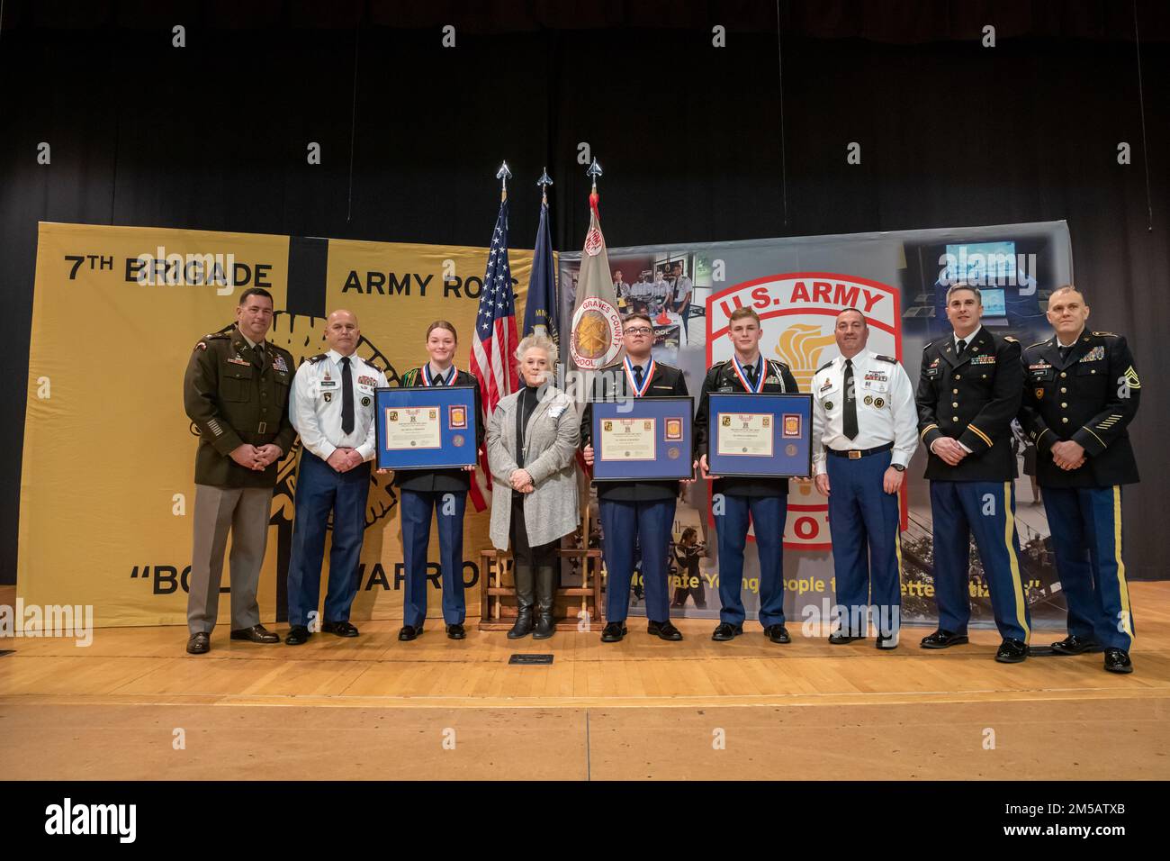 Brent Clemmer, comandante della 7th Brigade Army ROTC, presenta la ...