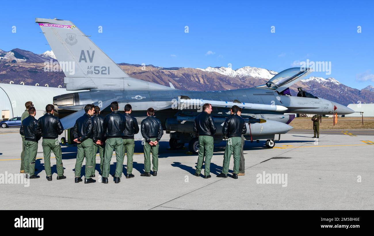 La squadra italiana di volo Tricolori, assegnata alla base aerea di ...