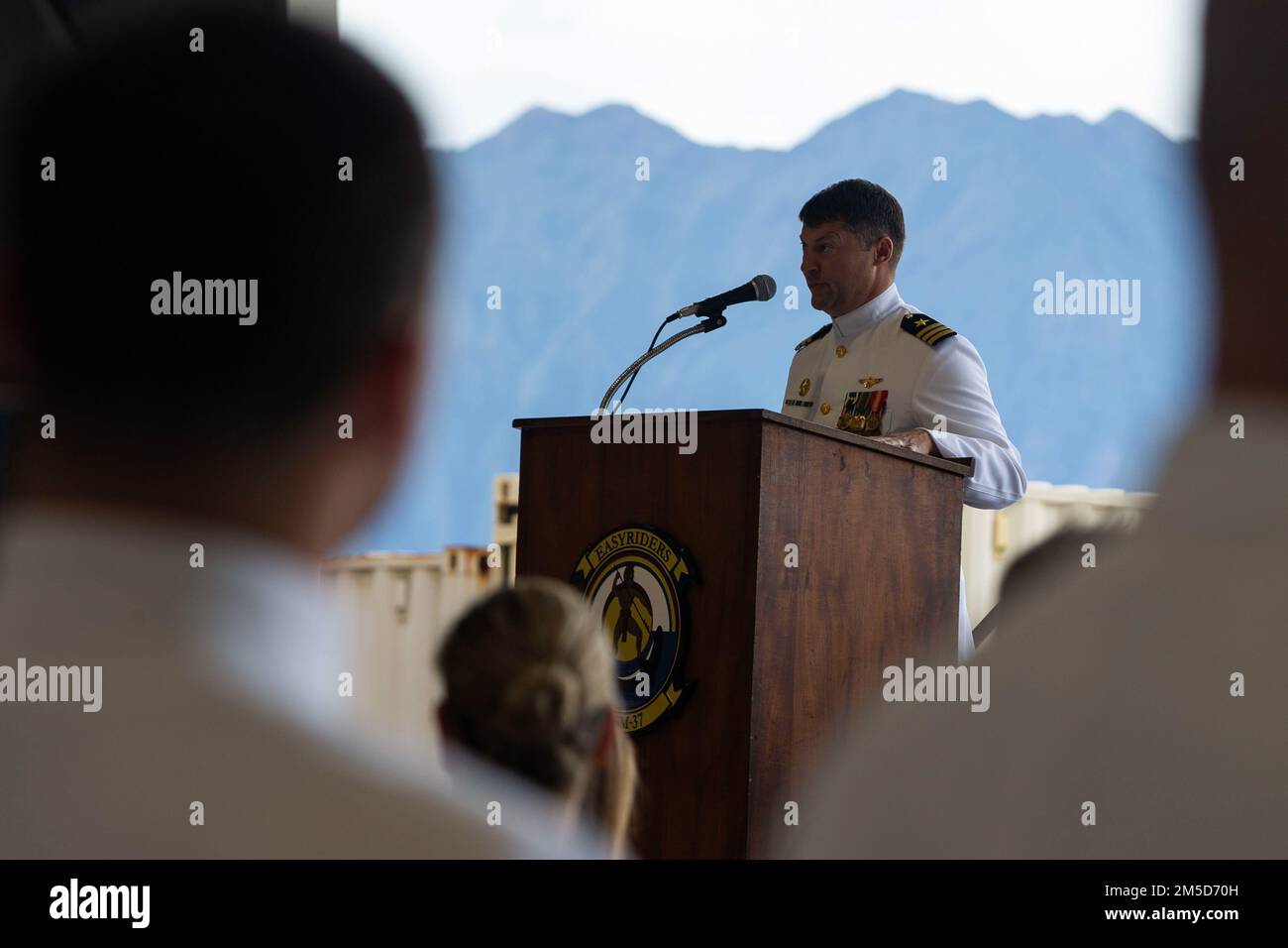 STATI UNITI Navy CMdR. Matthew Martin, off-going Commanding Officer ...