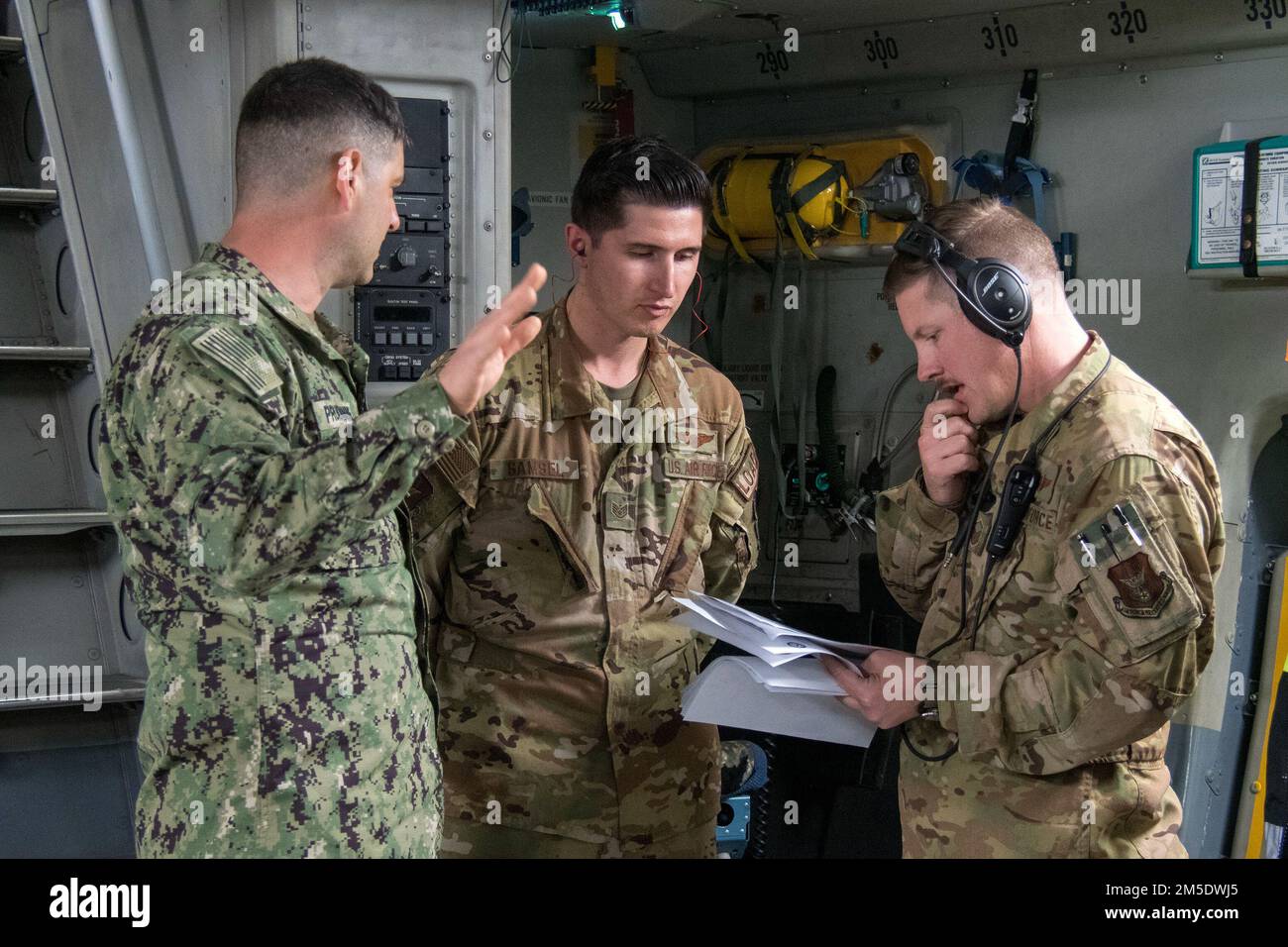 NORFOLK, Virginia (5 marzo 2022) CMdR. Mike Prudhomme, un medico di ...