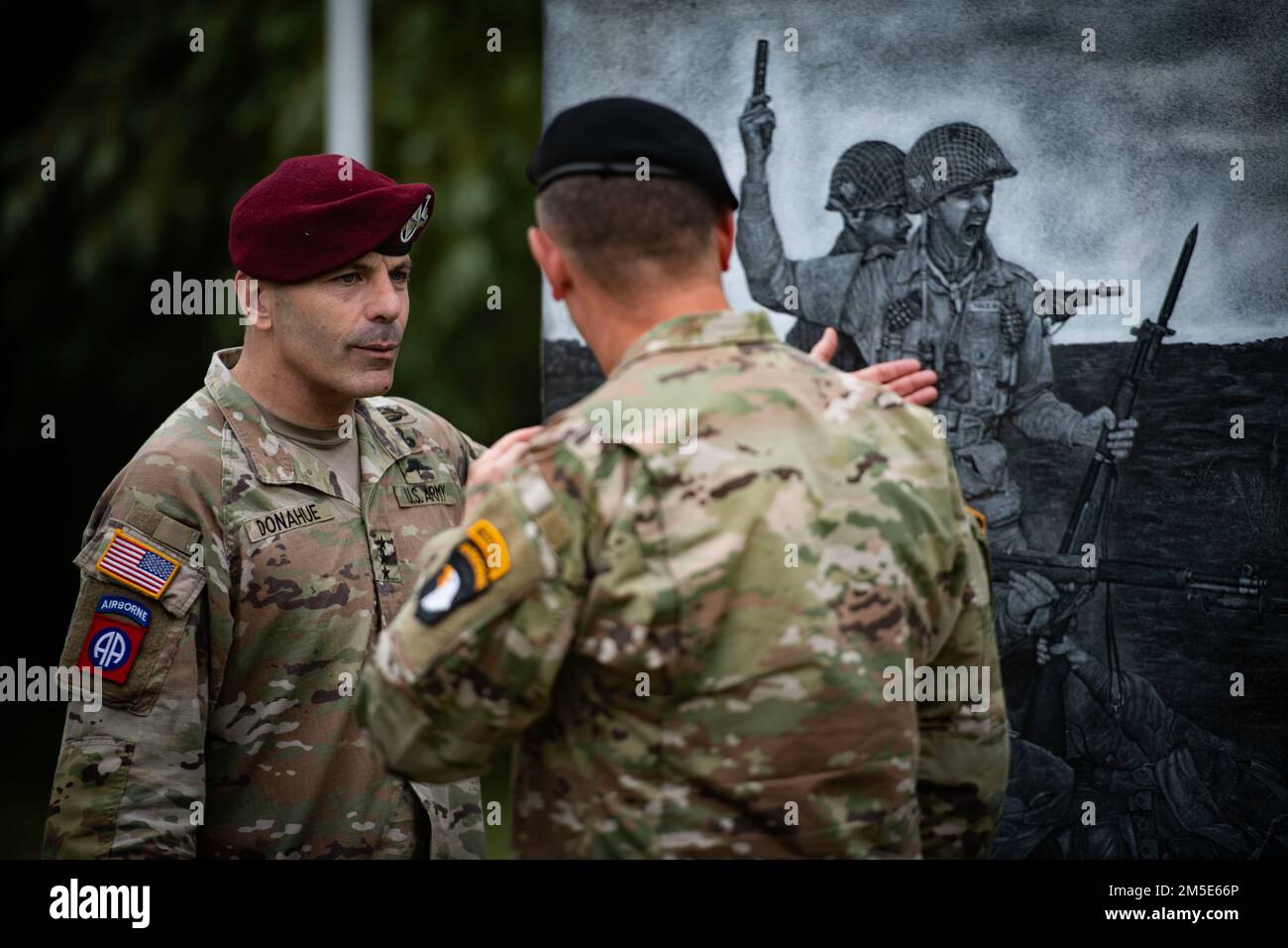 Il Lt. Gen. Christopher Donahue, comandante generale del XVIII corpo aereo, visita con il Gen ...