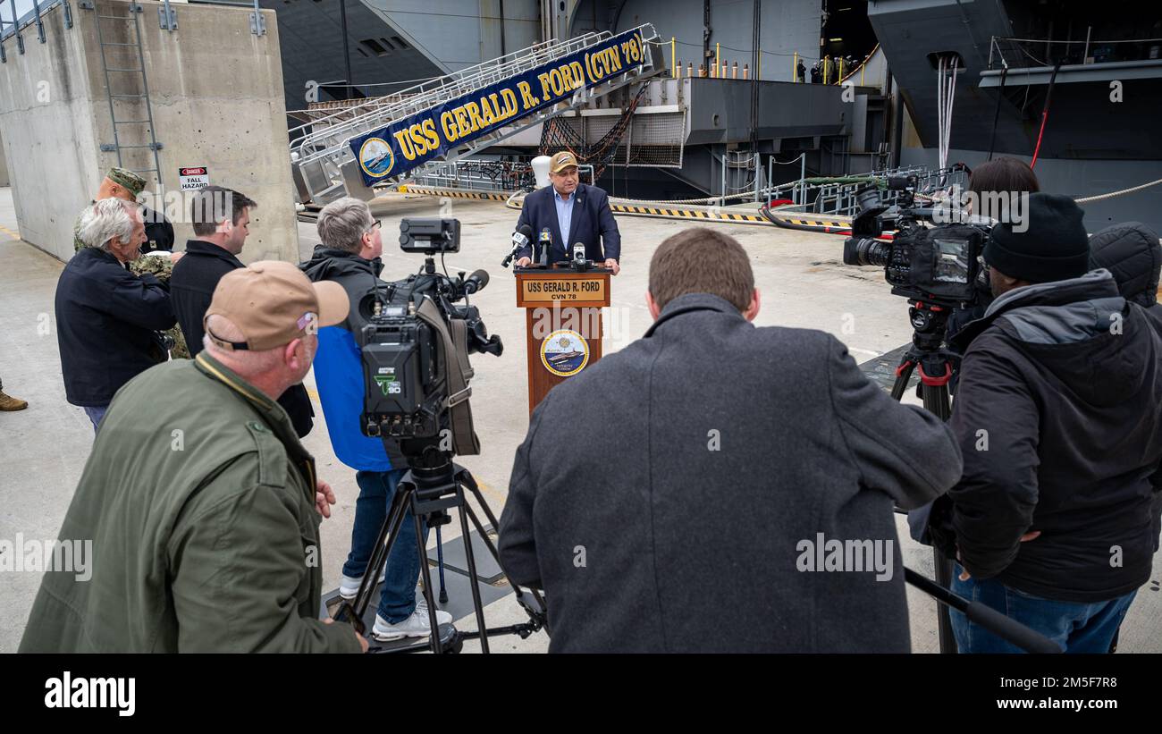 NORFOLK, Virginia (10 marzo 2022) — il Segretario della Marina Carlos ...