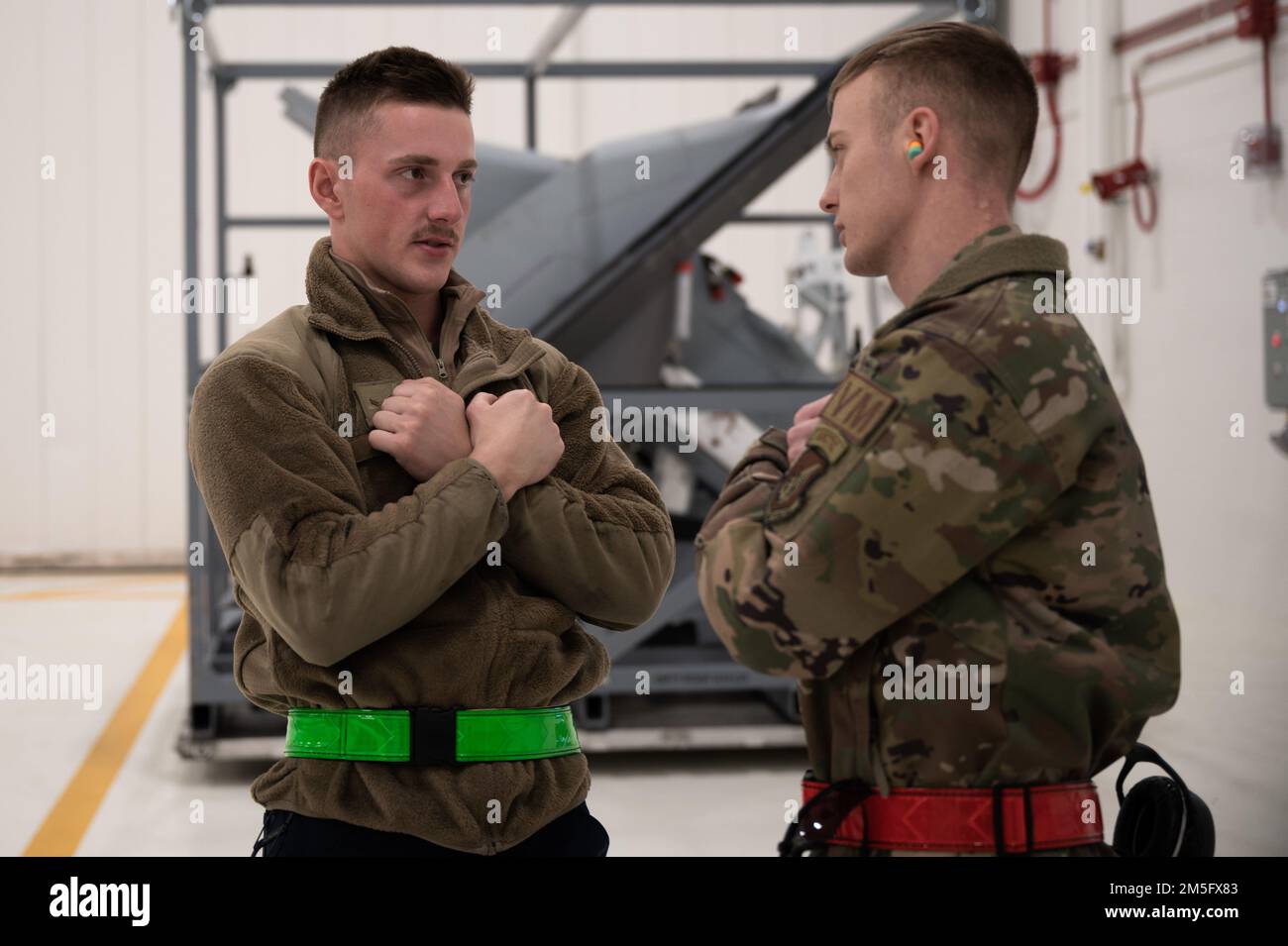 STATI UNITI Air Force Airman 1st Class Ian Sears, un capo equipaggio (a ...