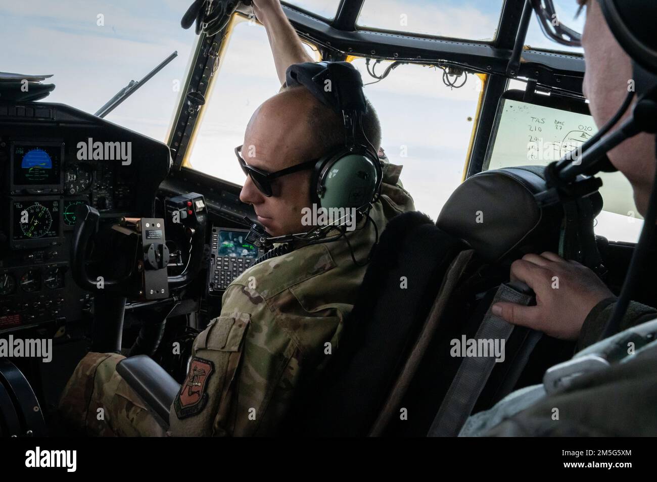 Matthew Deardorff, un pilota assegnato alla 103rd Airlift Wing ...