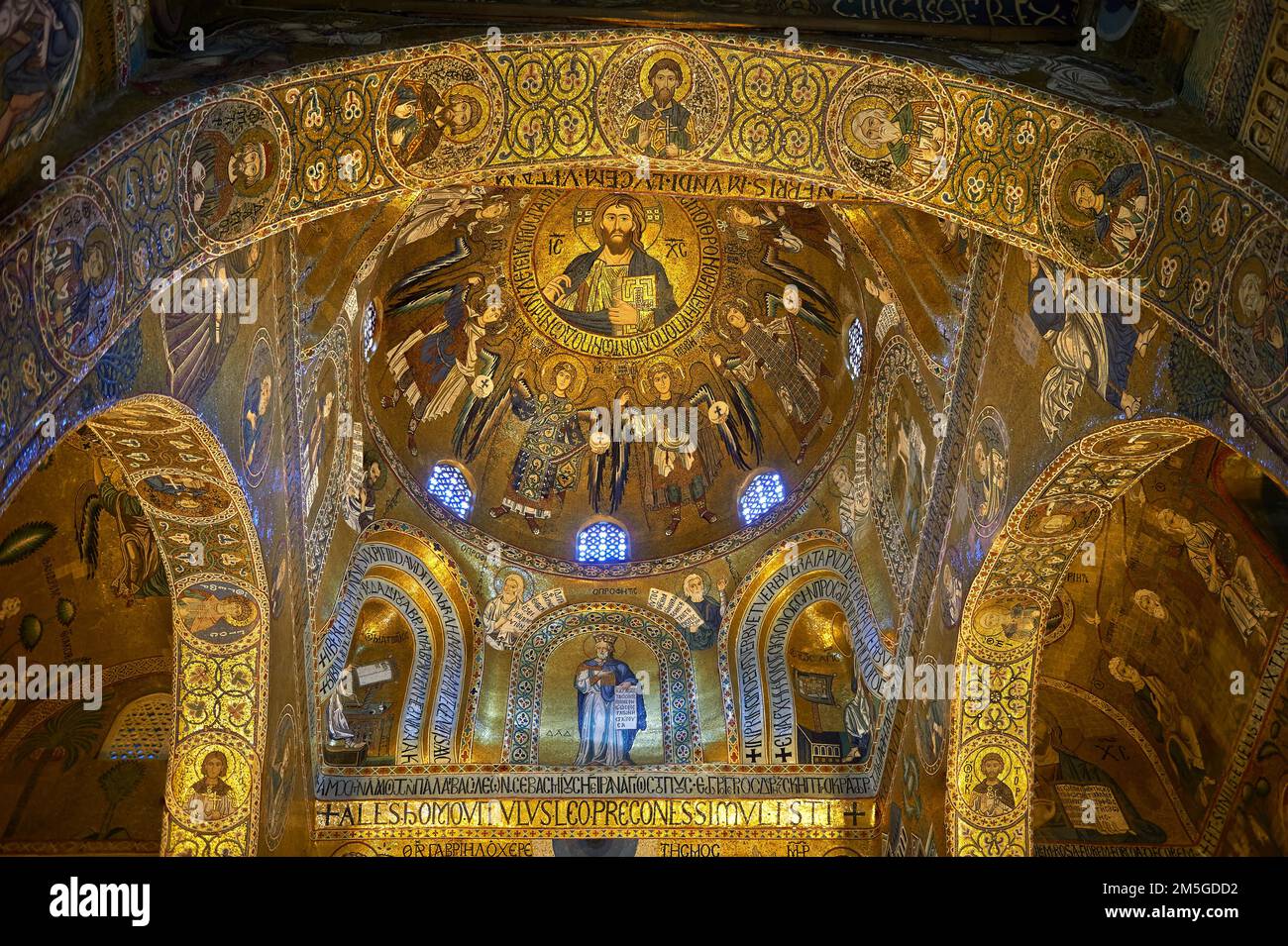 Medievale in stile bizantino i mosaici della navata centrale e cupola ...