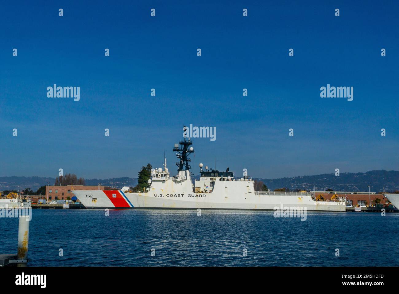 La taglierina della Guardia Costiera attraccata all'Alameda Coast Guard ...