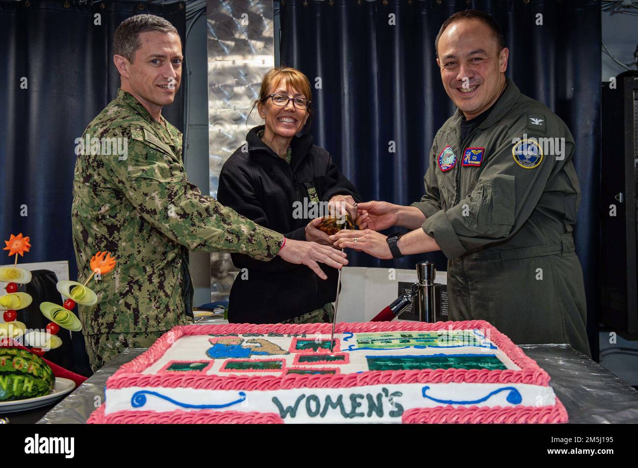 220318-N-SI601-1078 YOKOSUKA, Giappone (18 marzo 2022) Capt. Carolyn ...