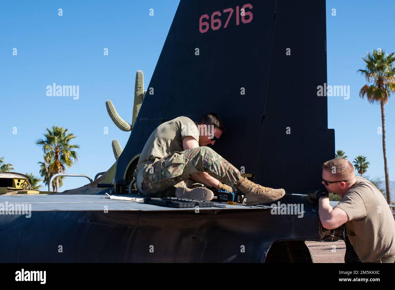 STATI UNITI Air Force Airmen assegnato al 309th Aircraft Battle Damage ...